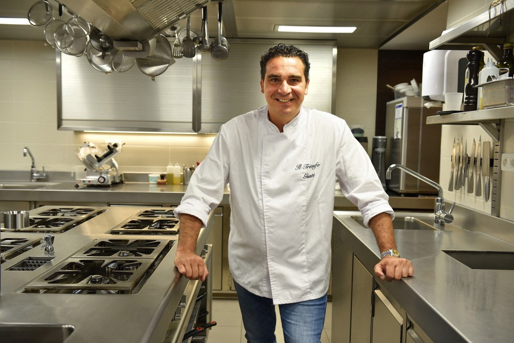 Chefrecept Gusti Pungitore: spaghetti carbonara – Chefs & Meesters ...